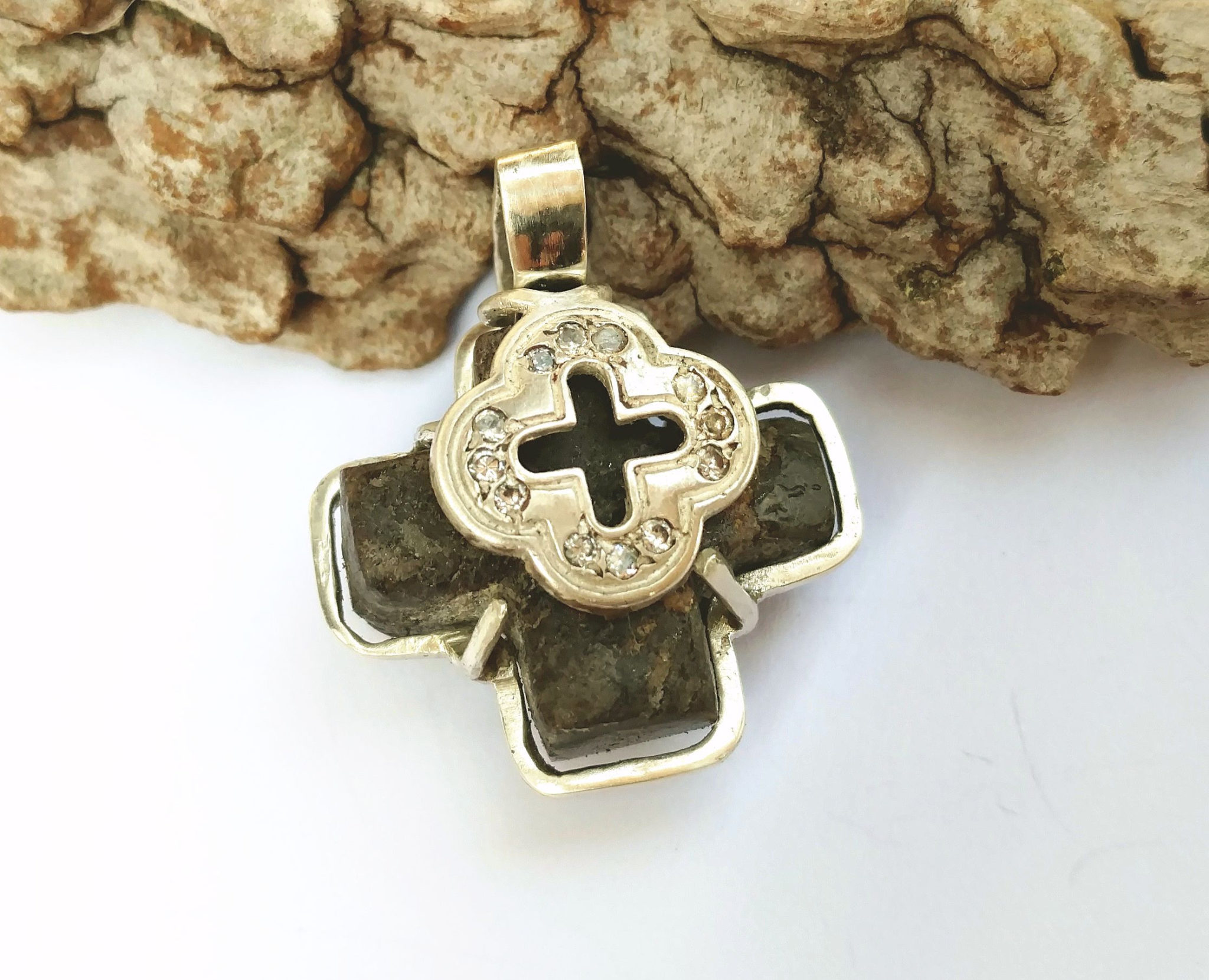 Making a Staurolite pendant: a fairy tale of a fairy cross - Zilvera